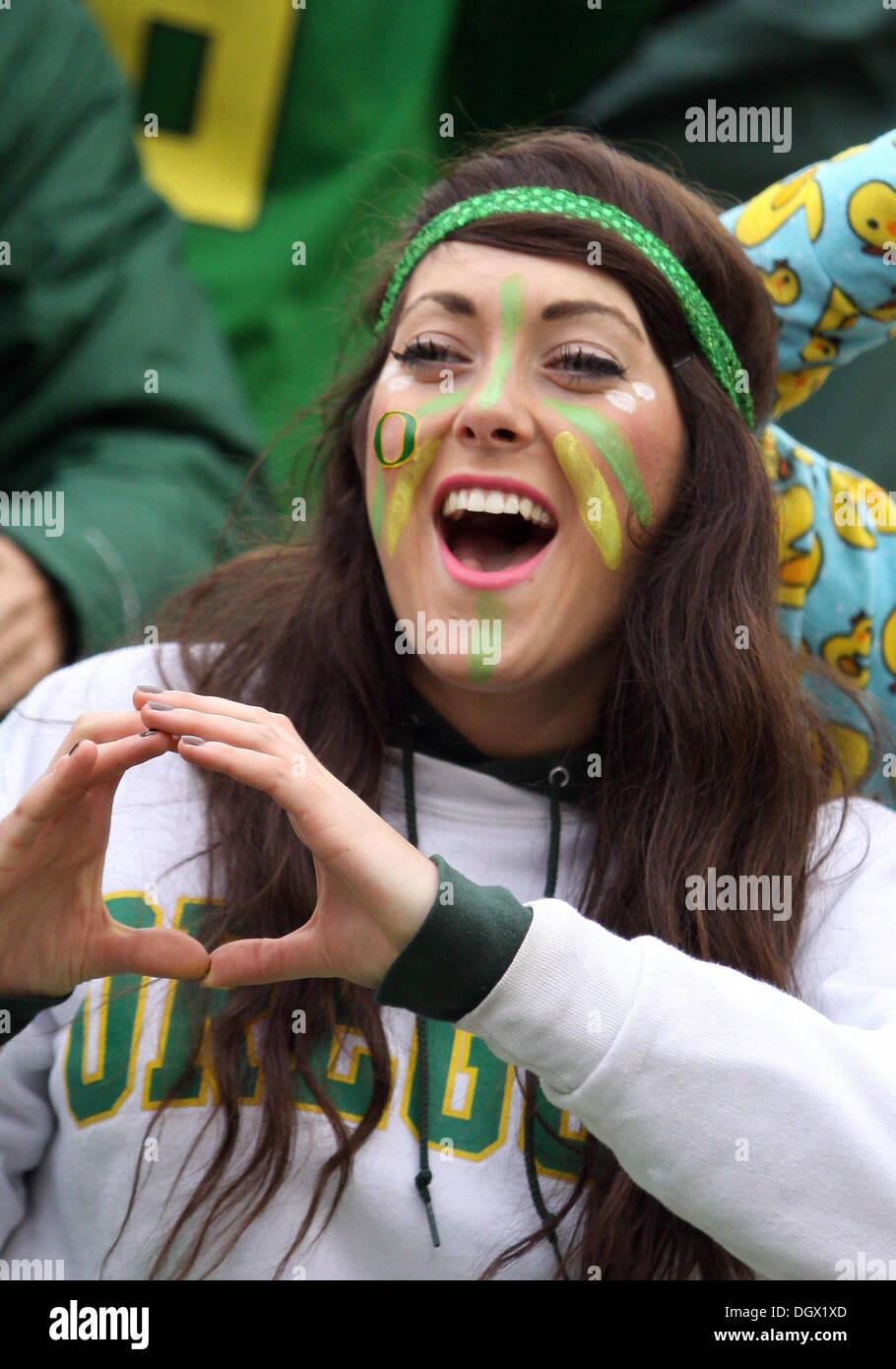 Oregon football stadium fans eugene hi-res stock photography and images ...