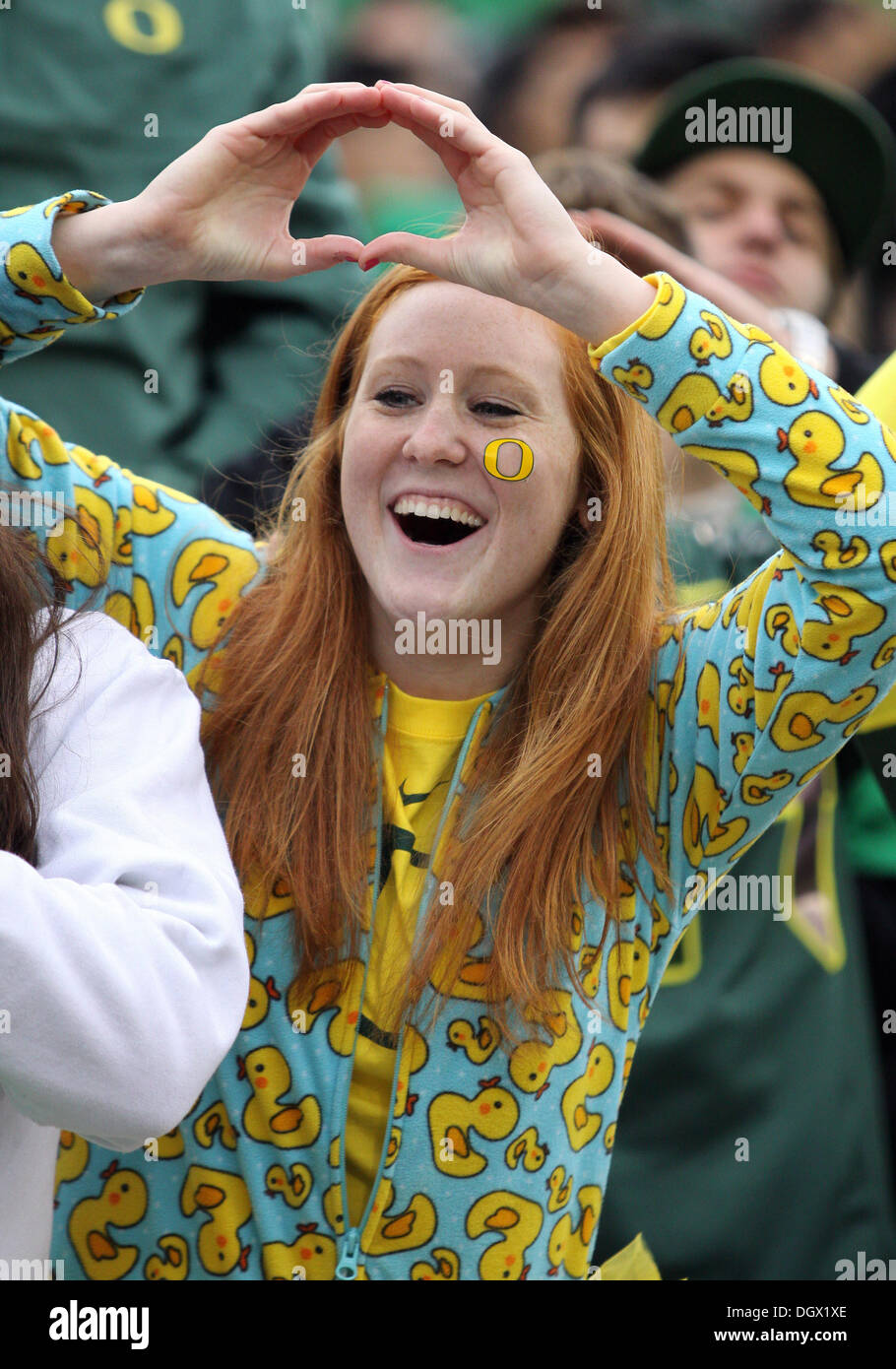 Oregon football stadium fans eugene hi-res stock photography and images ...
