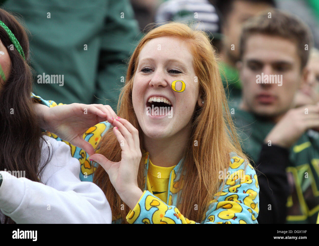 Oregon football stadium fans eugene hi-res stock photography and images ...