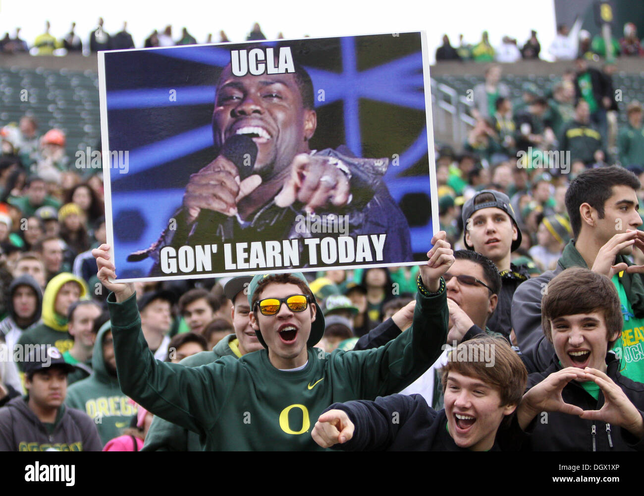 Oregon football stadium fans eugene hi-res stock photography and images ...