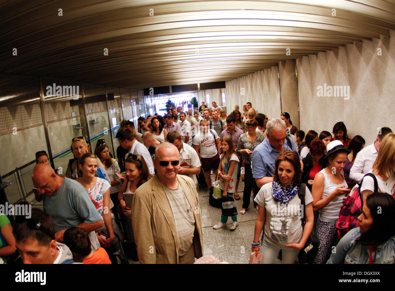 Passengers from airlines wait hi-res stock photography and images - Alamy