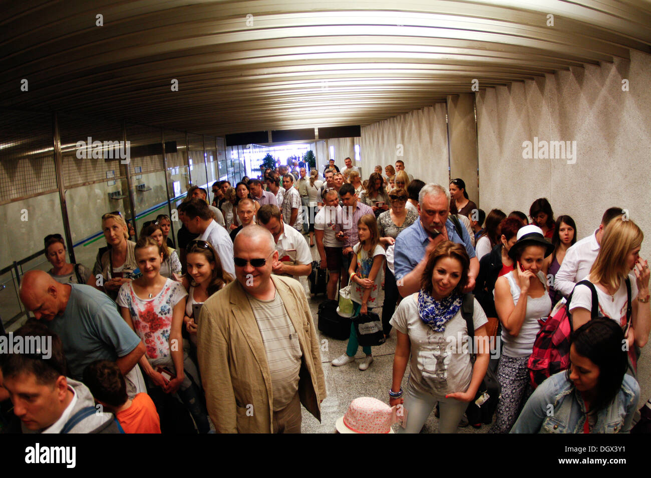 Passengers from airlines wait hi-res stock photography and images - Alamy