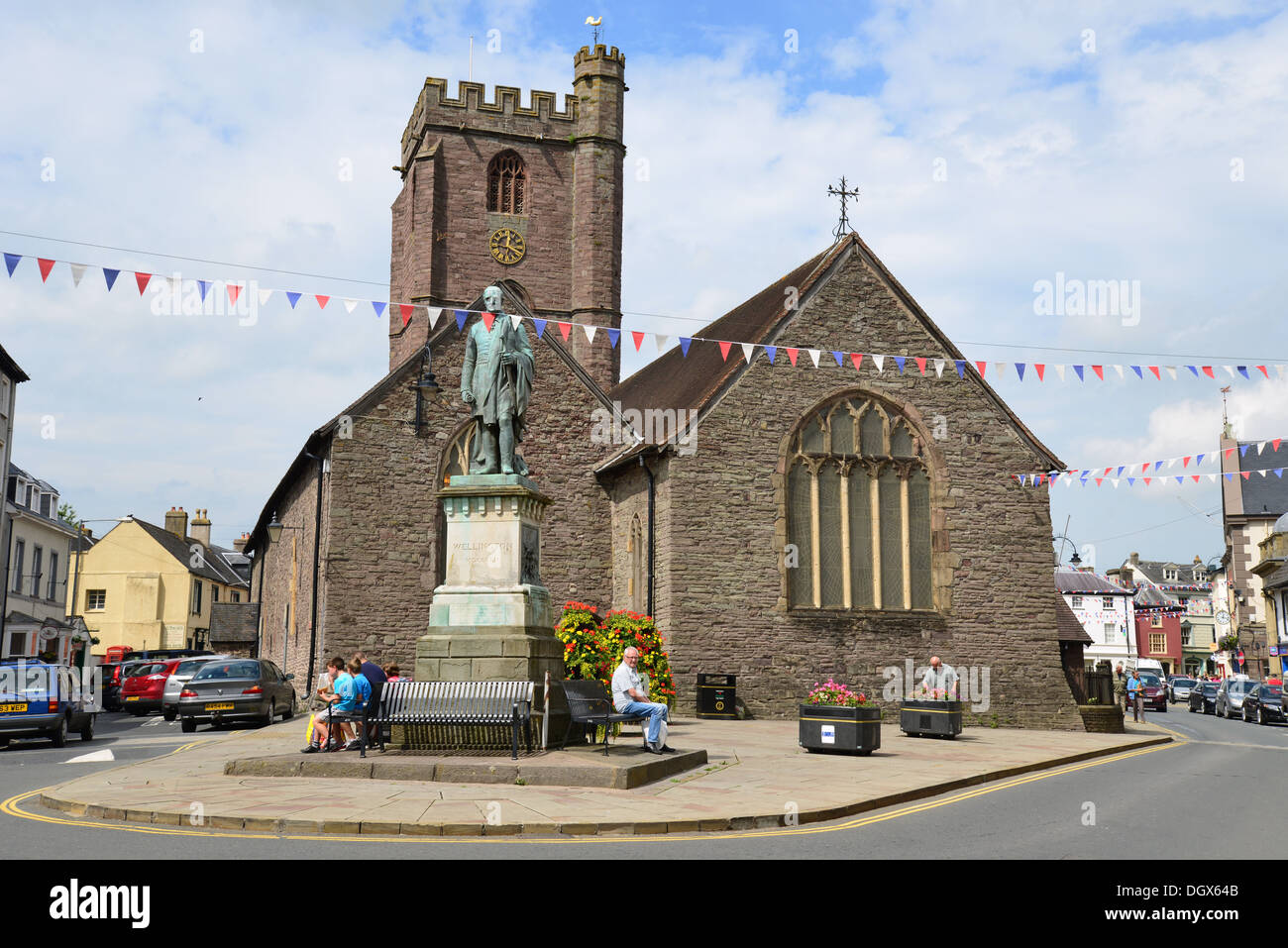 St. Mary's Church and Duke of Wellington statue, Brecon, Brecon Beacons ...