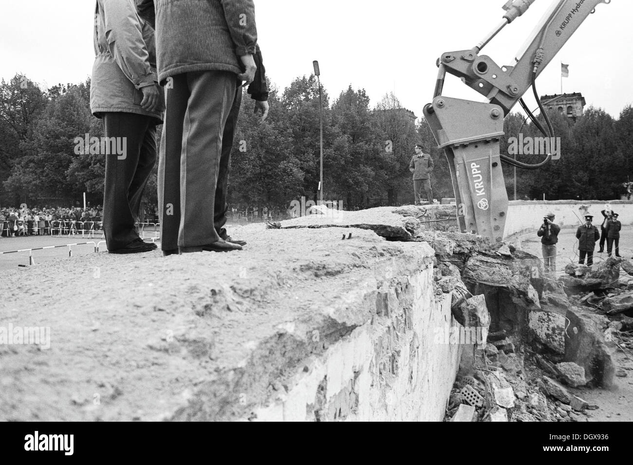 The start of the demolition of the Berlin Wall at the Brandenburg Gate ...