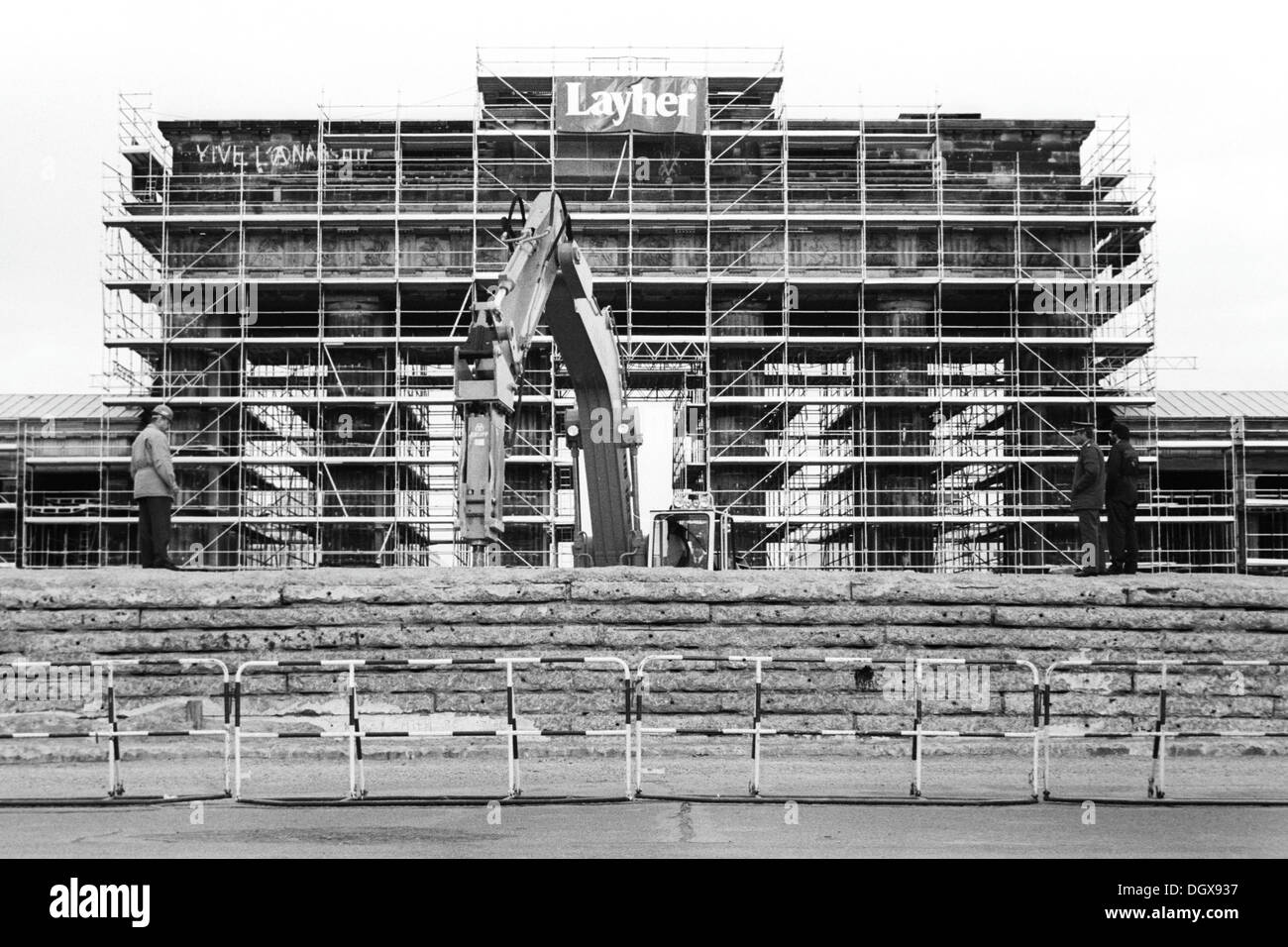 Tearing down of berlin wall hi-res stock photography and images - Alamy