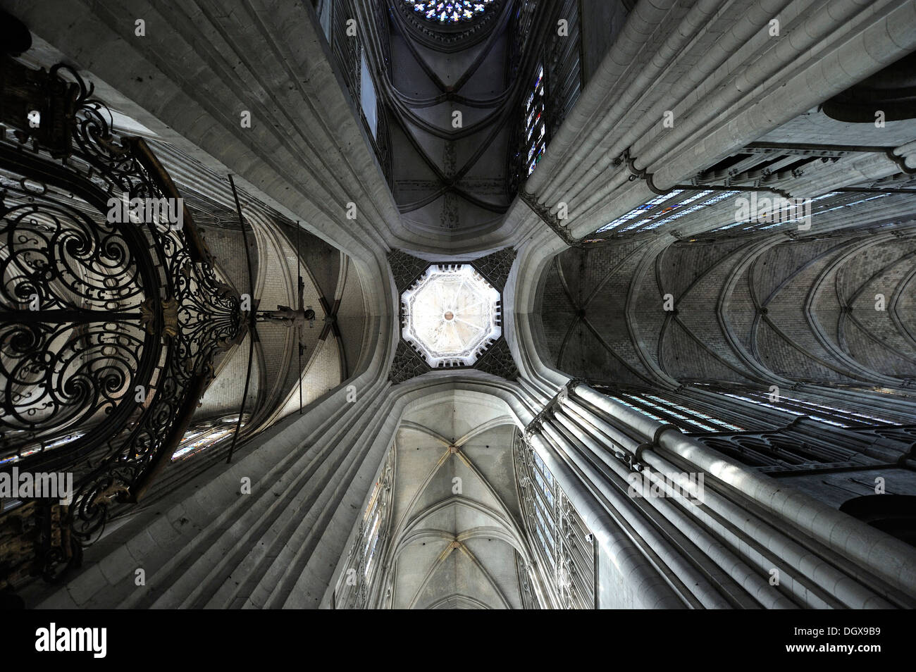 Chartres cathedral interior hi-res stock photography and images - Alamy