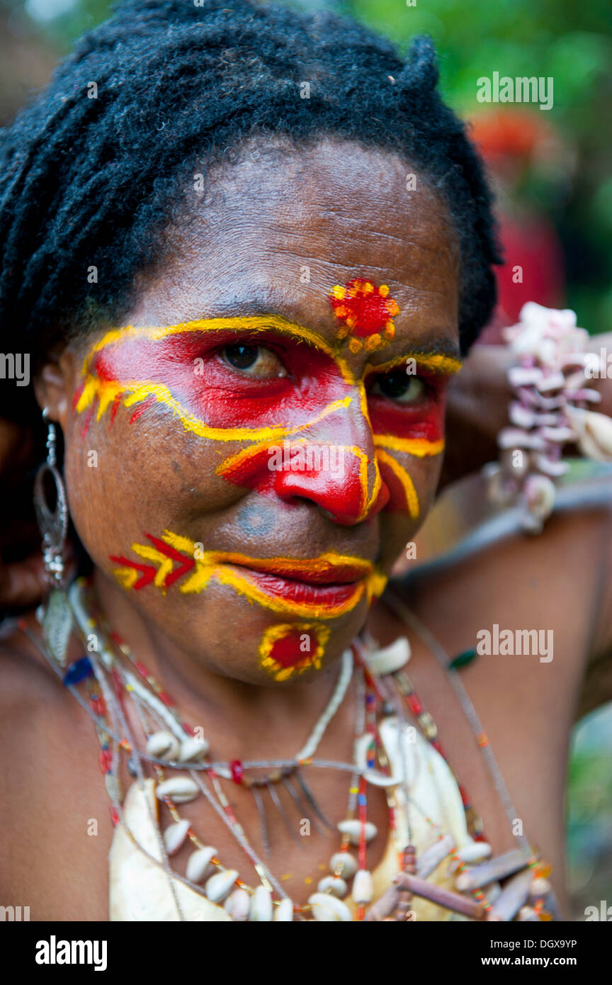 Papua new guinea face paint hi-res stock photography and images - Alamy