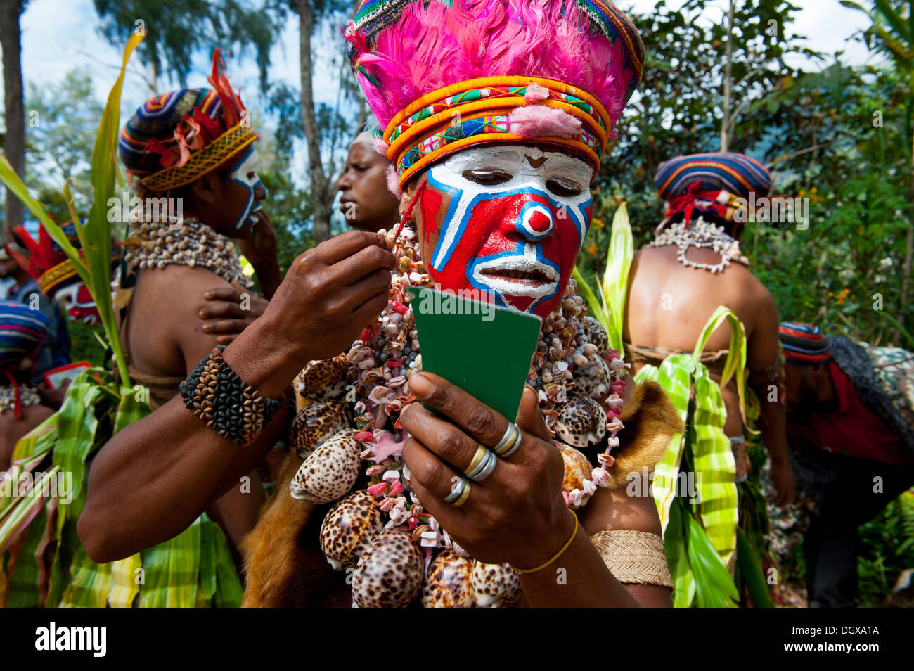 Traditional face painting papua new hi-res stock photography and images ...
