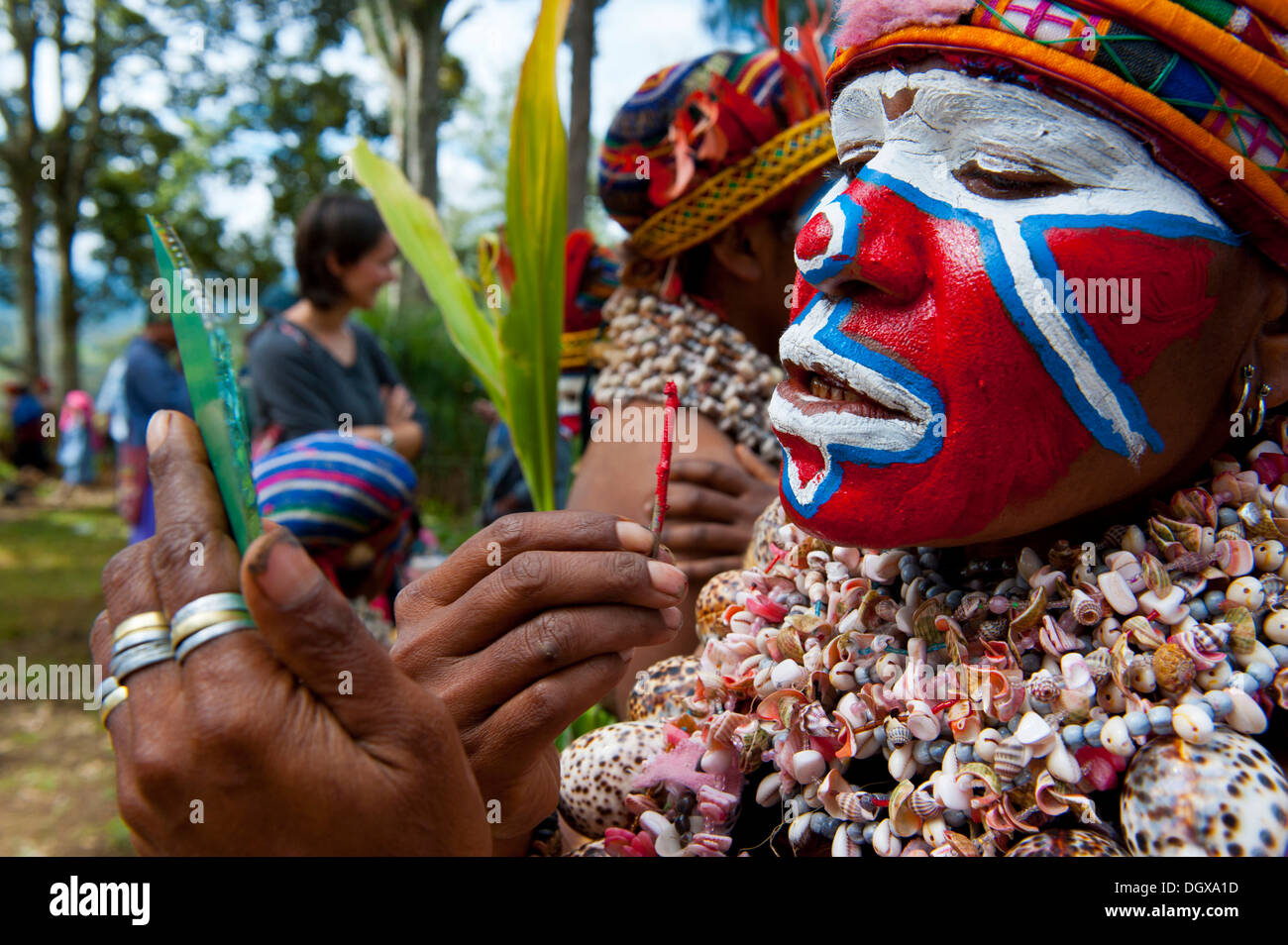 Traditional face painting papua new hi-res stock photography and images ...