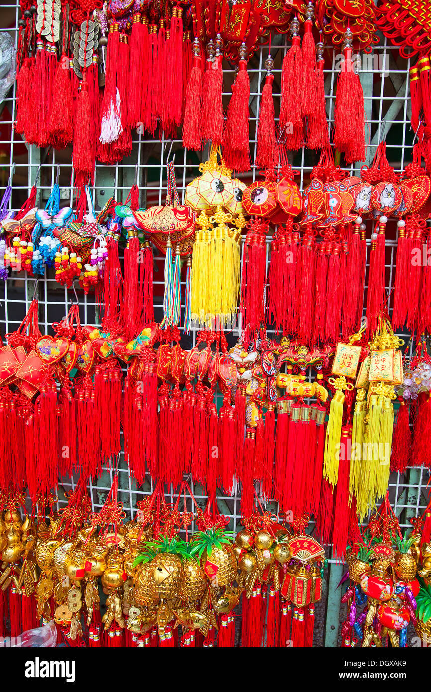 Traditional Chinese souvenirs on the market Stock Photo - Alamy