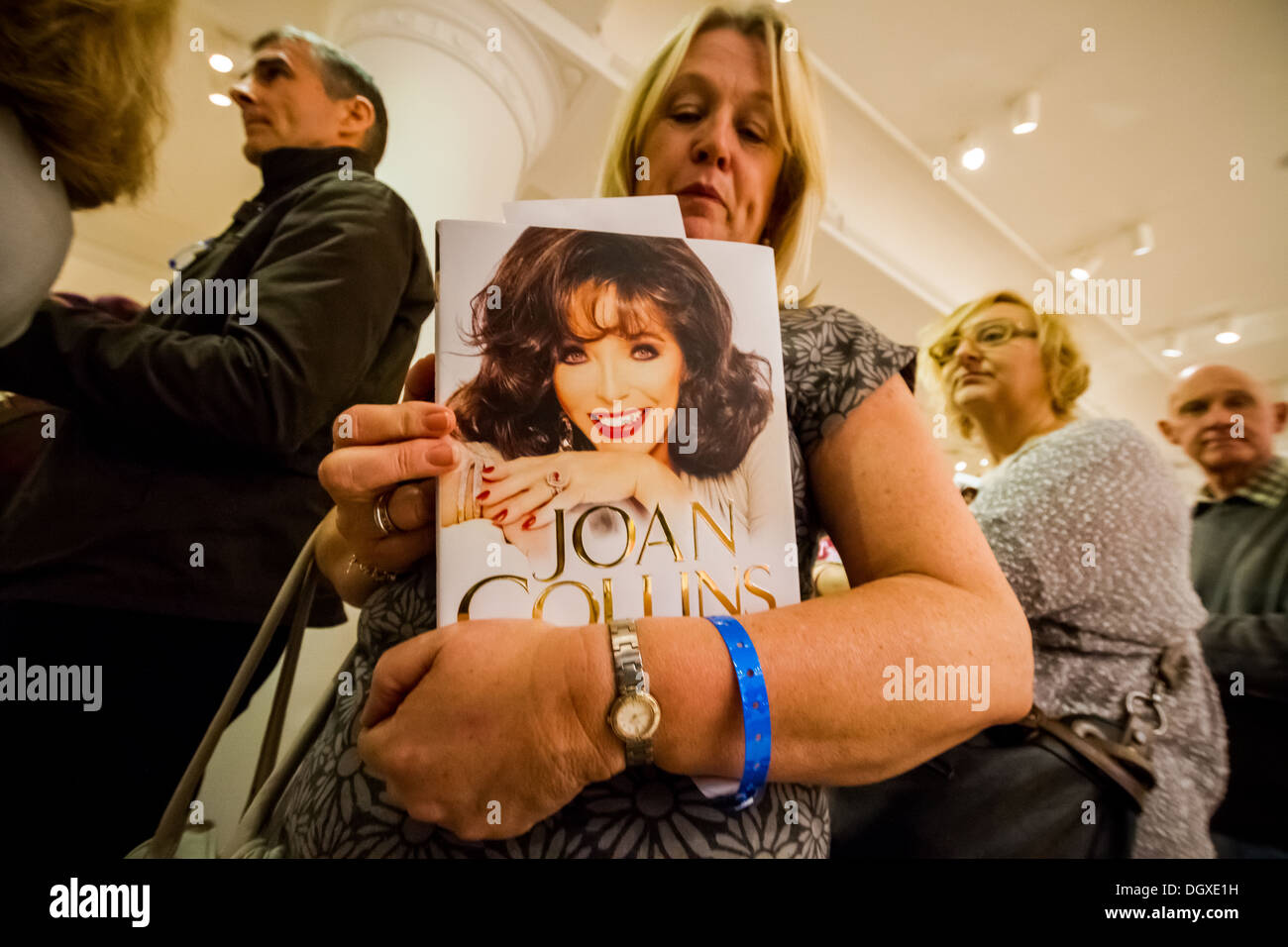 Joan Collins Hi Res Stock Photography And Images Alamy