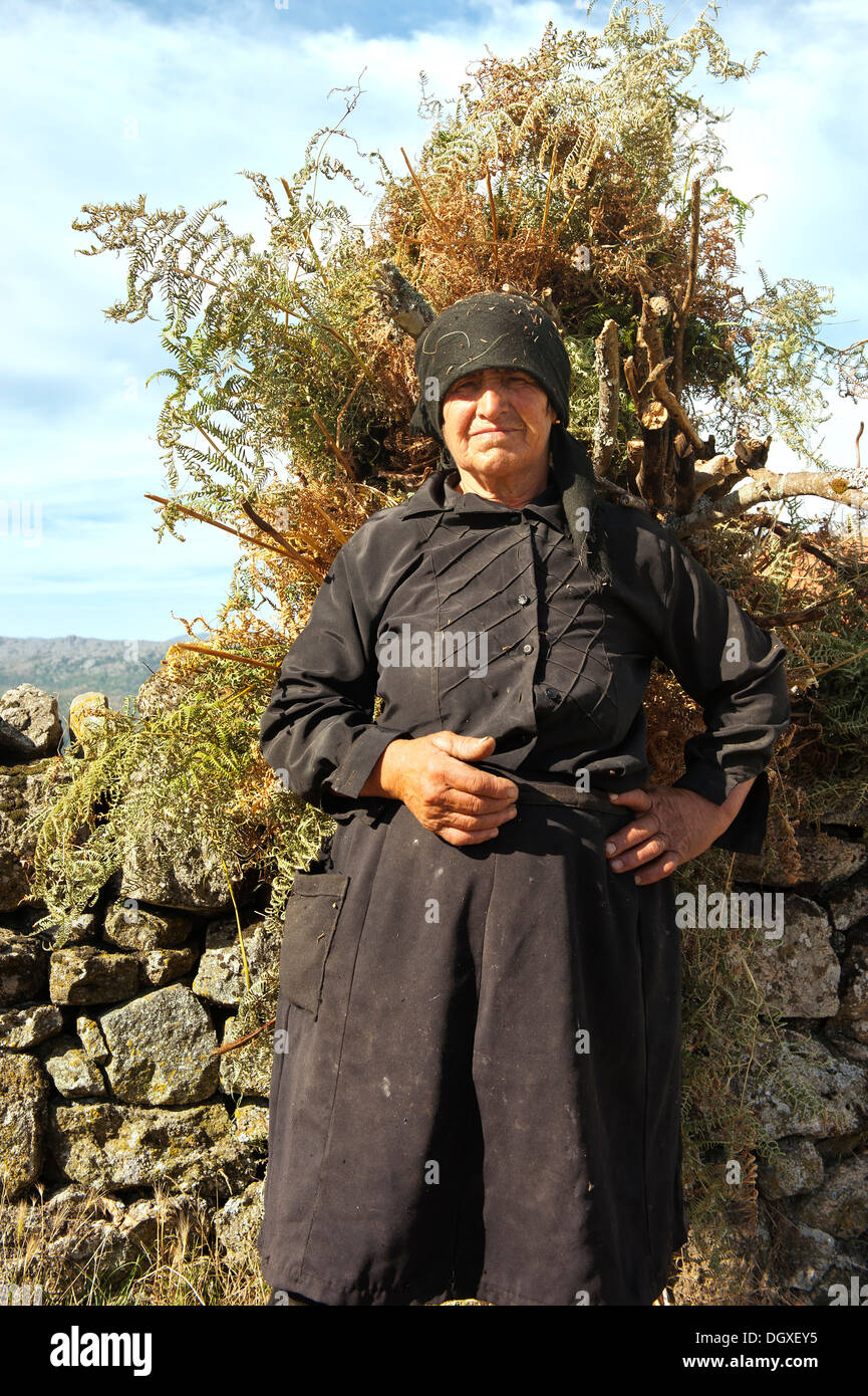 Portugal traditional clothing hi-res stock photography and images - Alamy