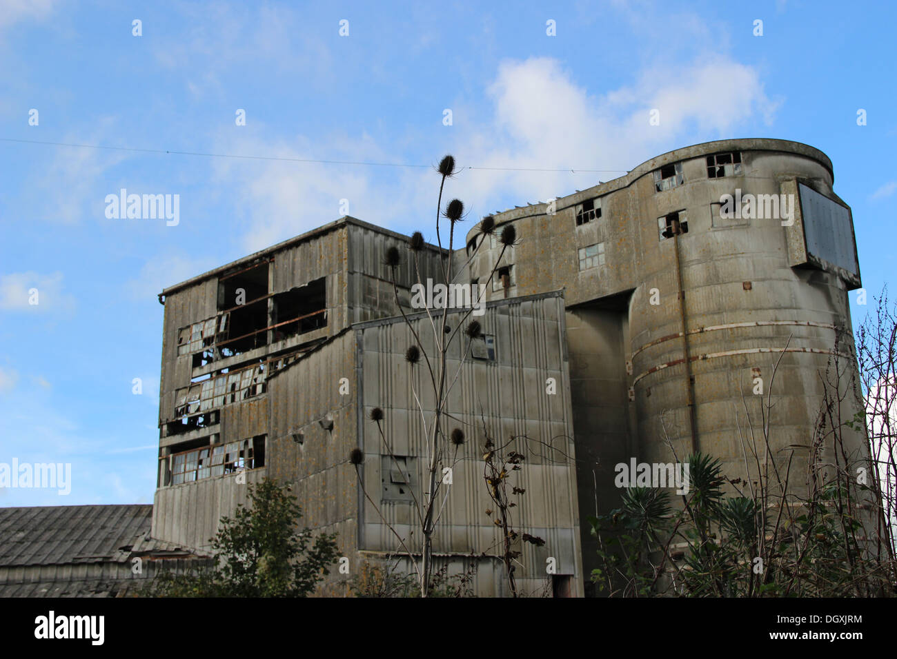 Abandoned building cement building hi-res stock photography and images ...
