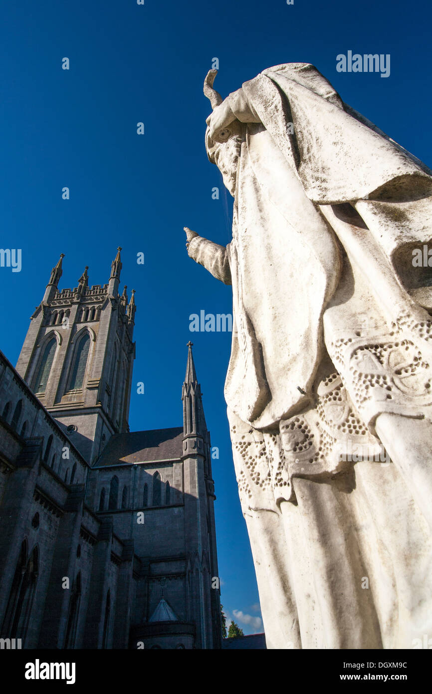 Saint patrick statue hi-res stock photography and images - Alamy