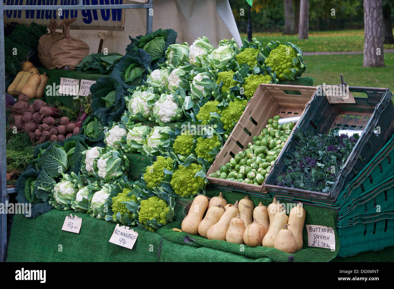 Farmers market stall selling fresh produce Stock Photo - Alamy