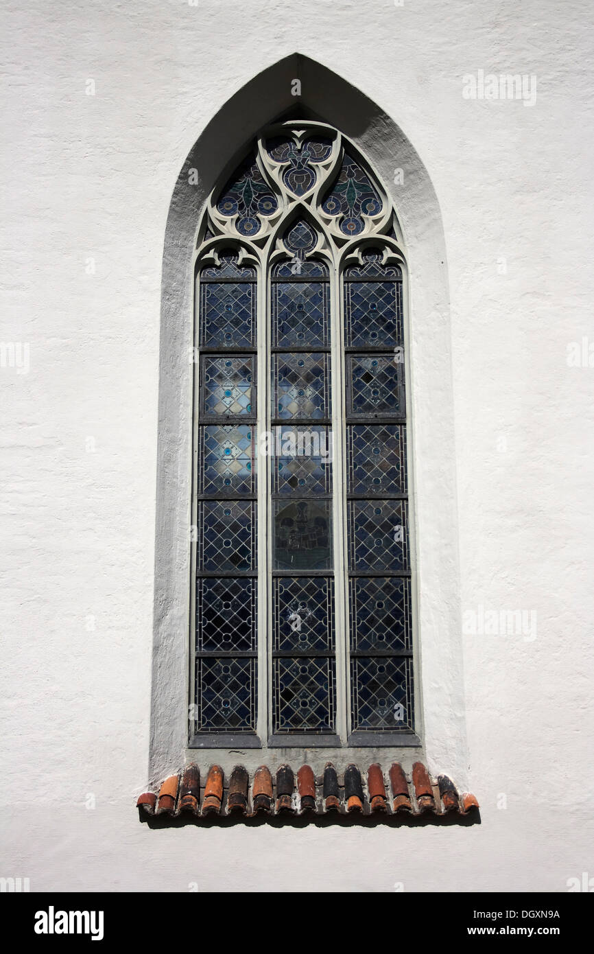 Pointed arch window hi-res stock photography and images - Alamy
