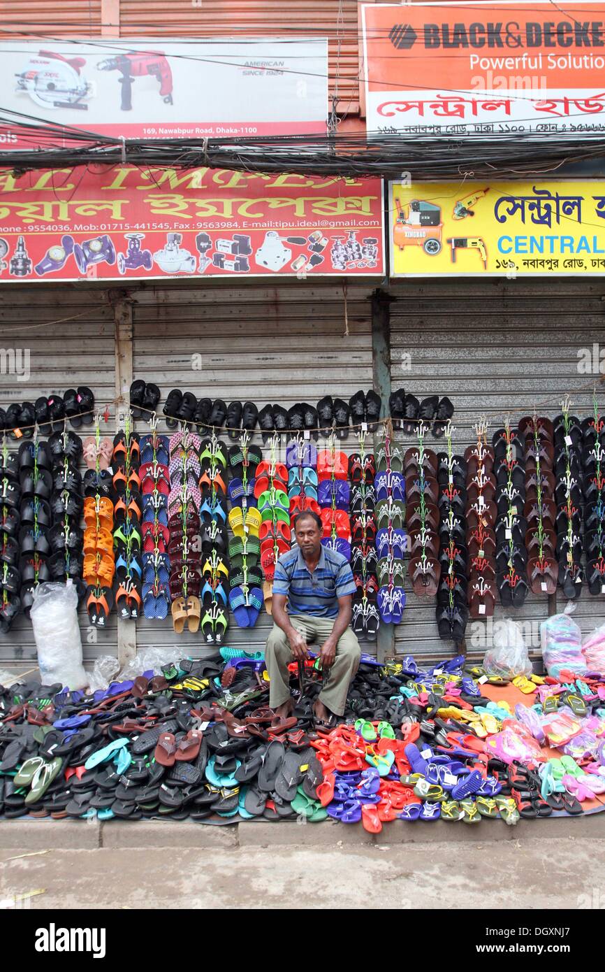 Dhaka, Bangladesh. 27th Oct, 2013. A Bangladeshi street vendor wait for ...