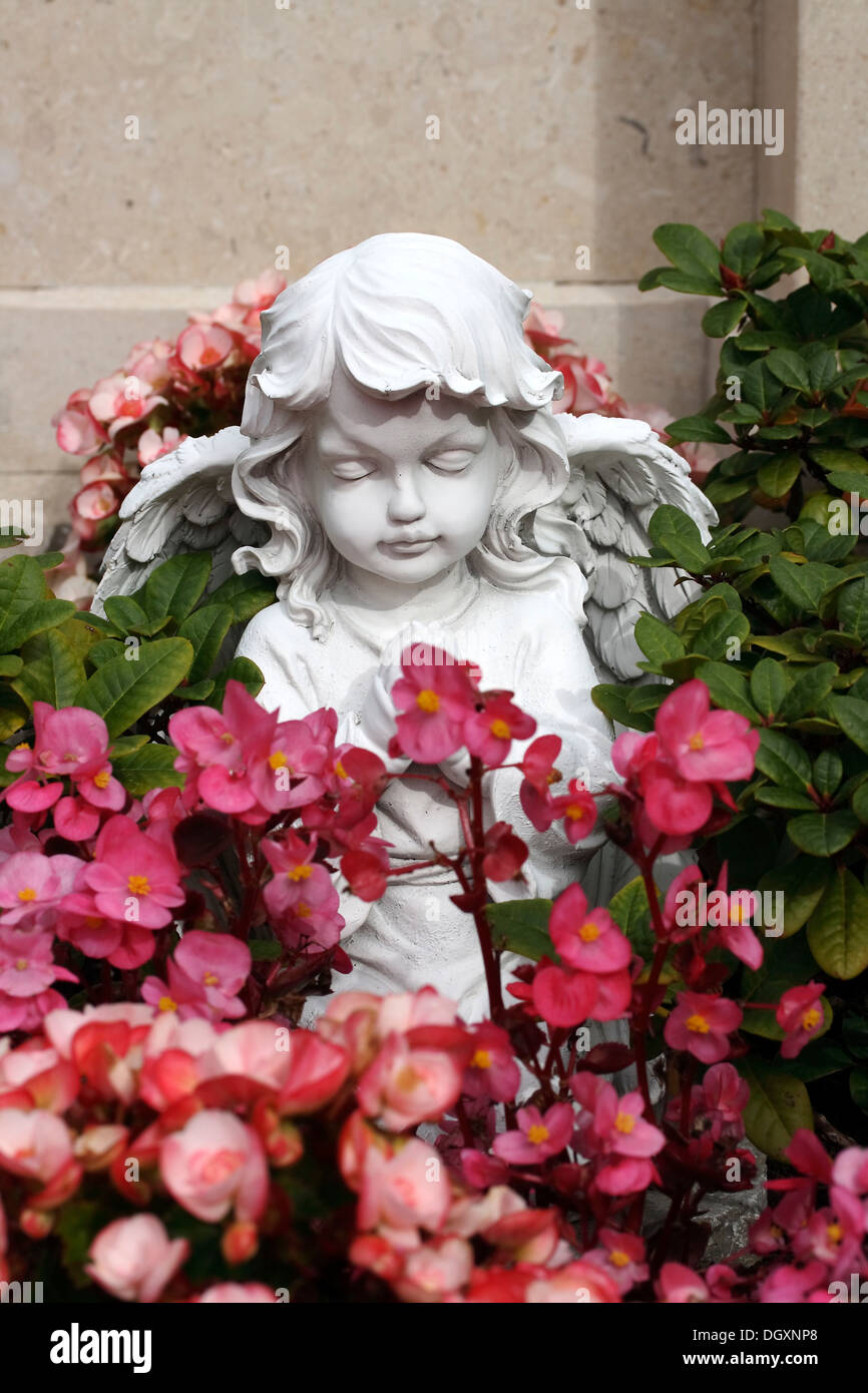 Angel statue, cemetery, faith, hope Stock Photo - Alamy