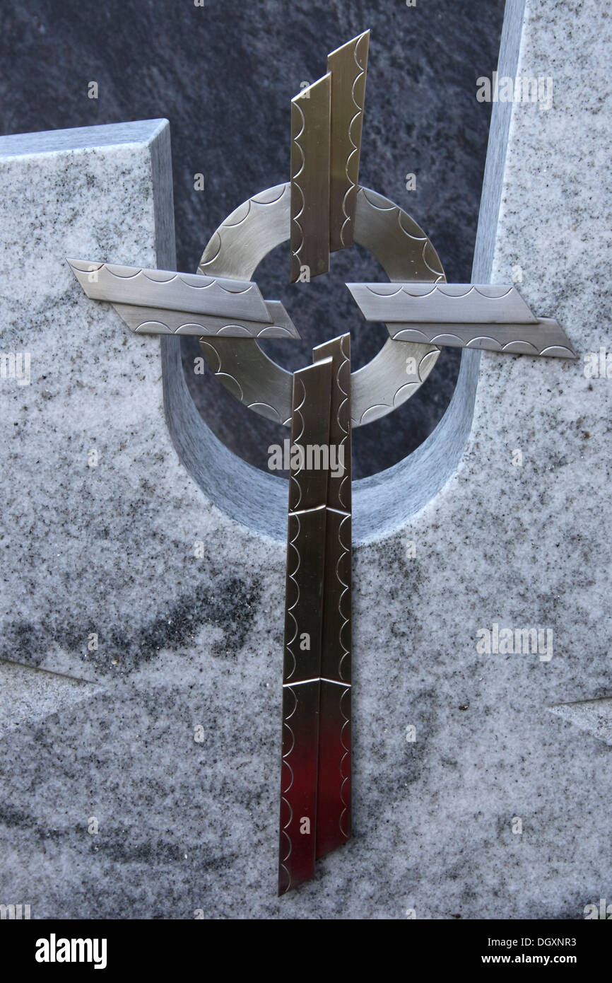 Metal cross on grave hi-res stock photography and images - Alamy