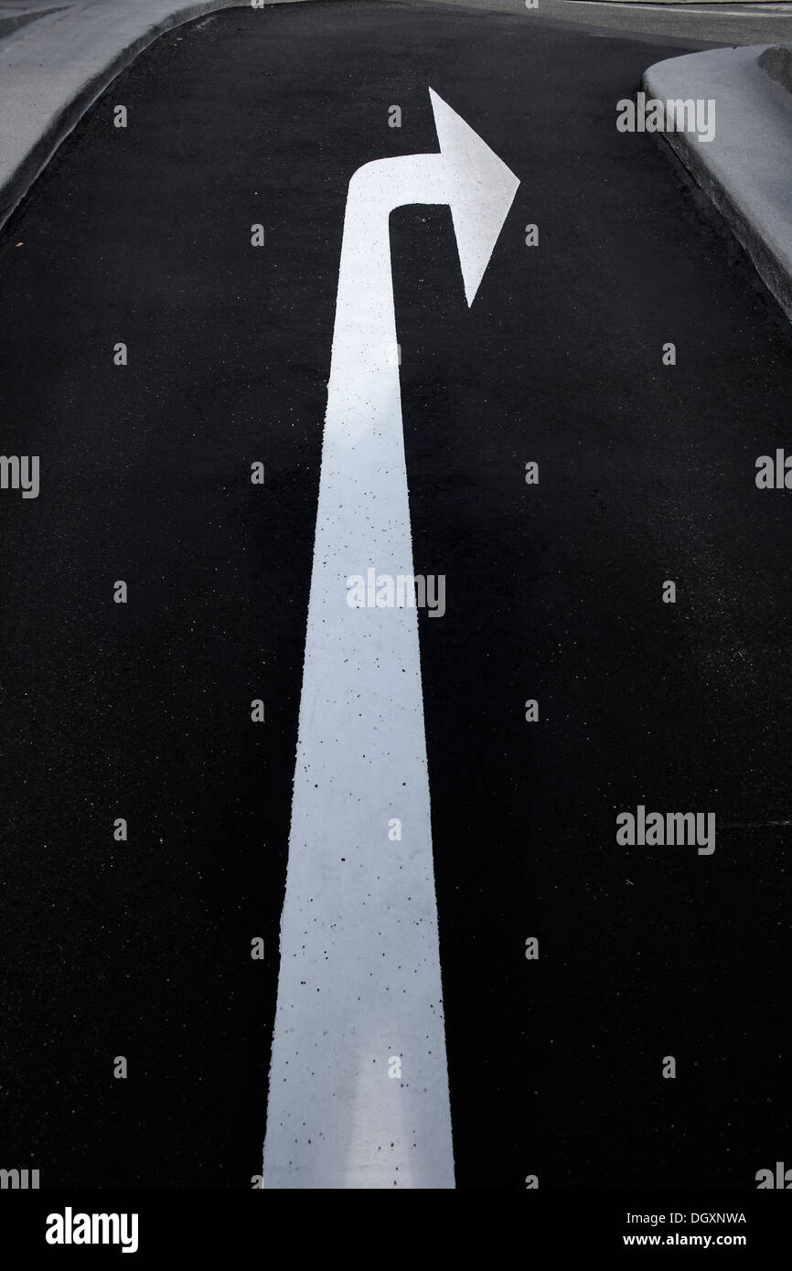 Road markings, right turn arrow on asphalt Stock Photo - Alamy
