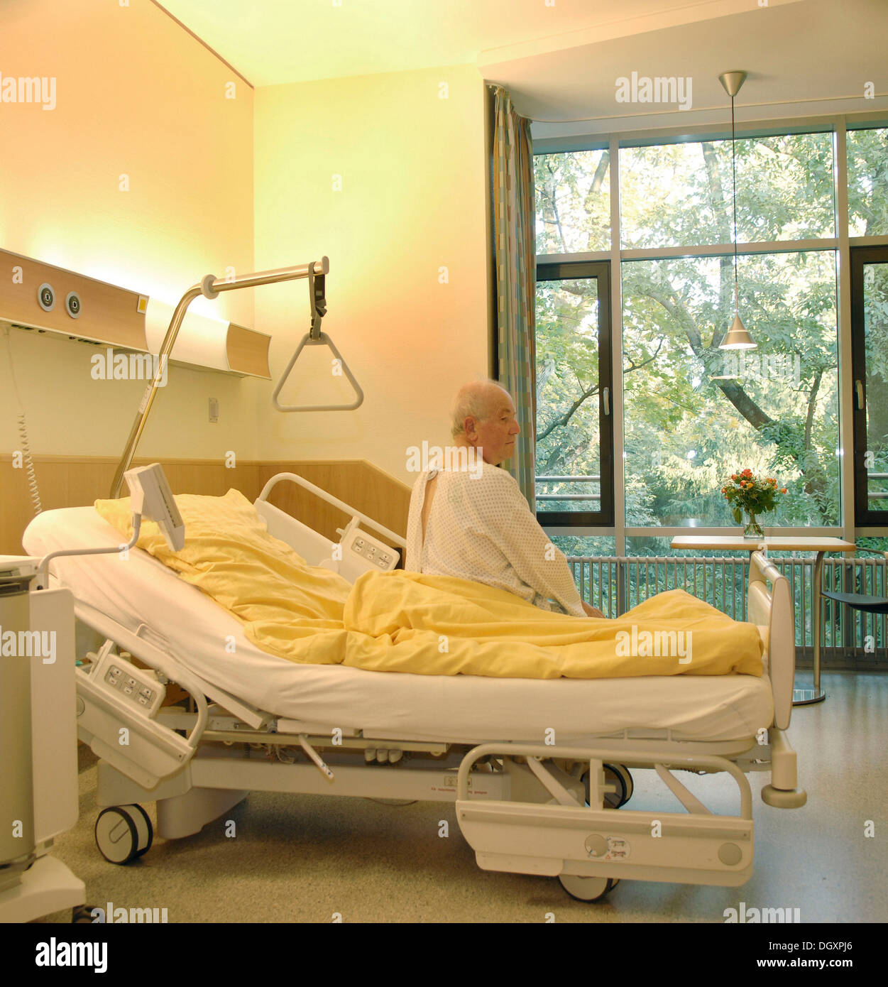 Patient From Behind Sitting On A Hospital Bed Stock Photo Alamy patient-from-behind-sitting-on-a-hospital-bed-stock-photo-alamy