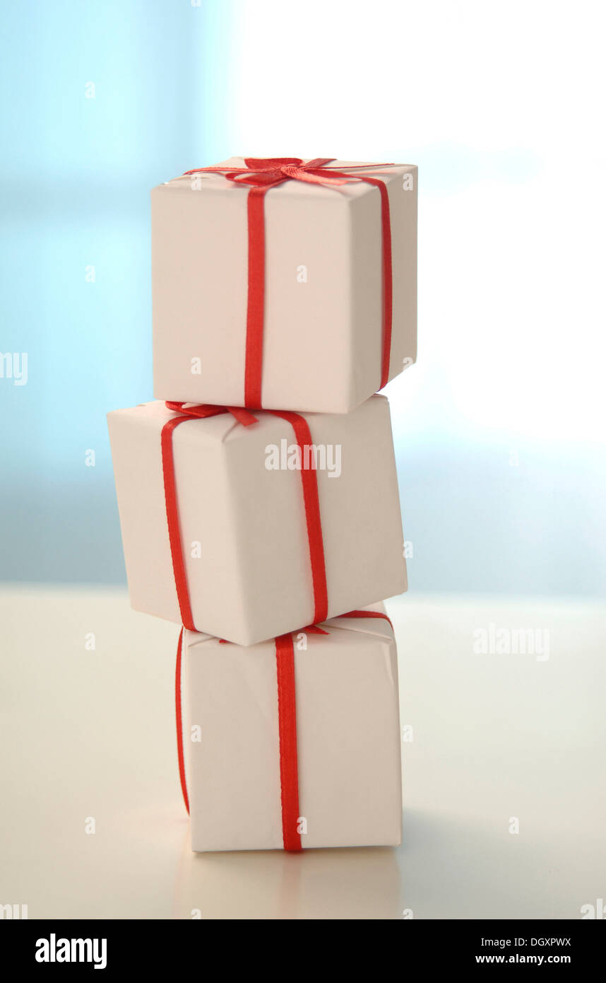 Wrapped gifts hi-res stock photography and images - Alamy