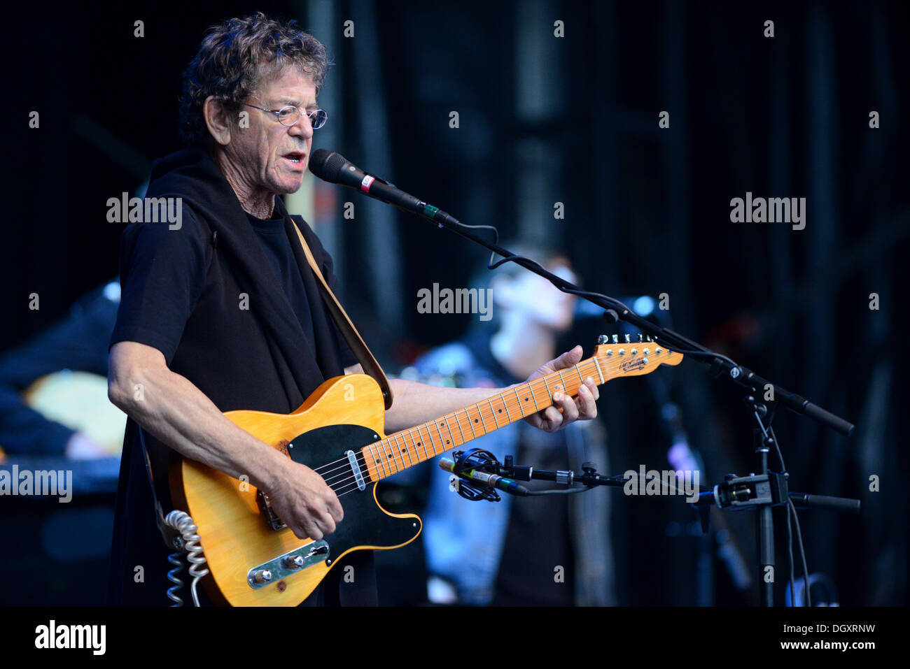 Lulu performing on stage hi-res stock photography and images - Alamy