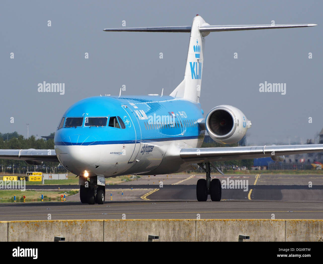 Klm fokker f70 jet airliner hi-res stock photography and images - Alamy