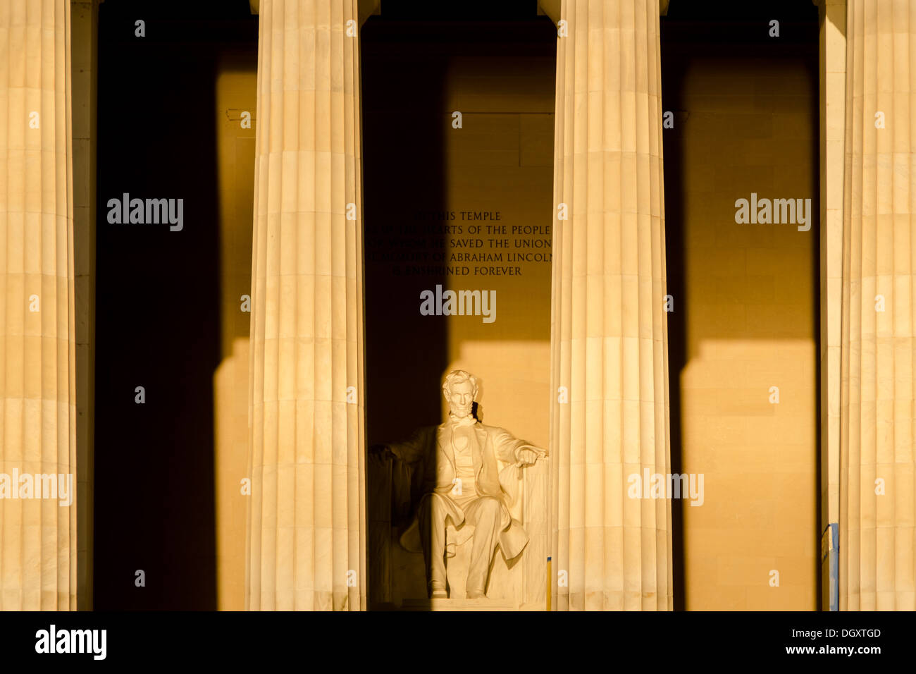 First nations statue hi-res stock photography and images - Alamy