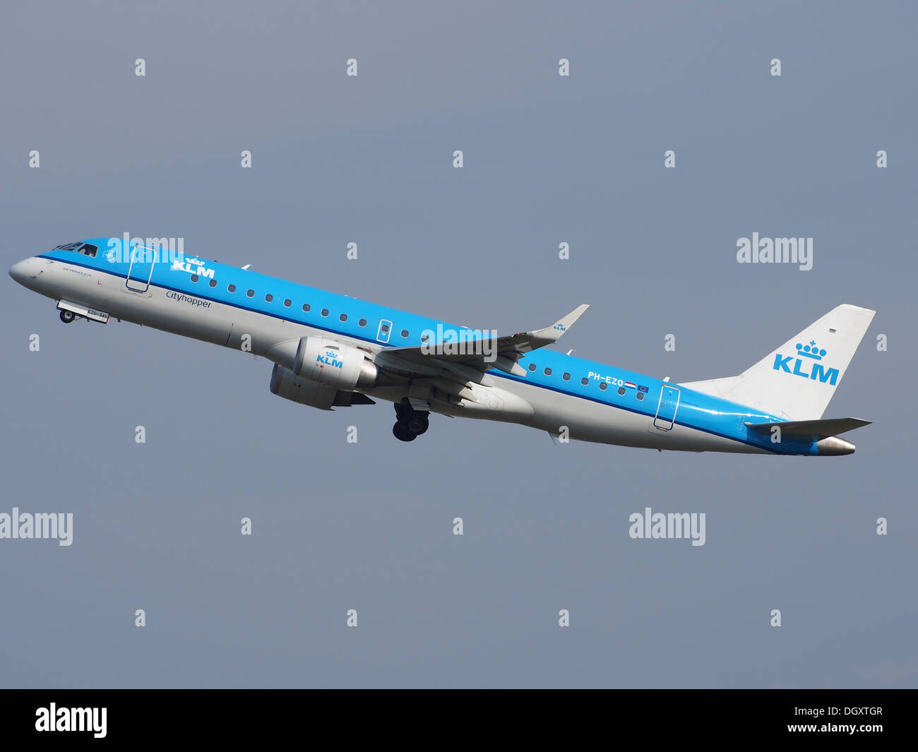Klm cityhopper embraer 190 take hi-res stock photography and images - Alamy