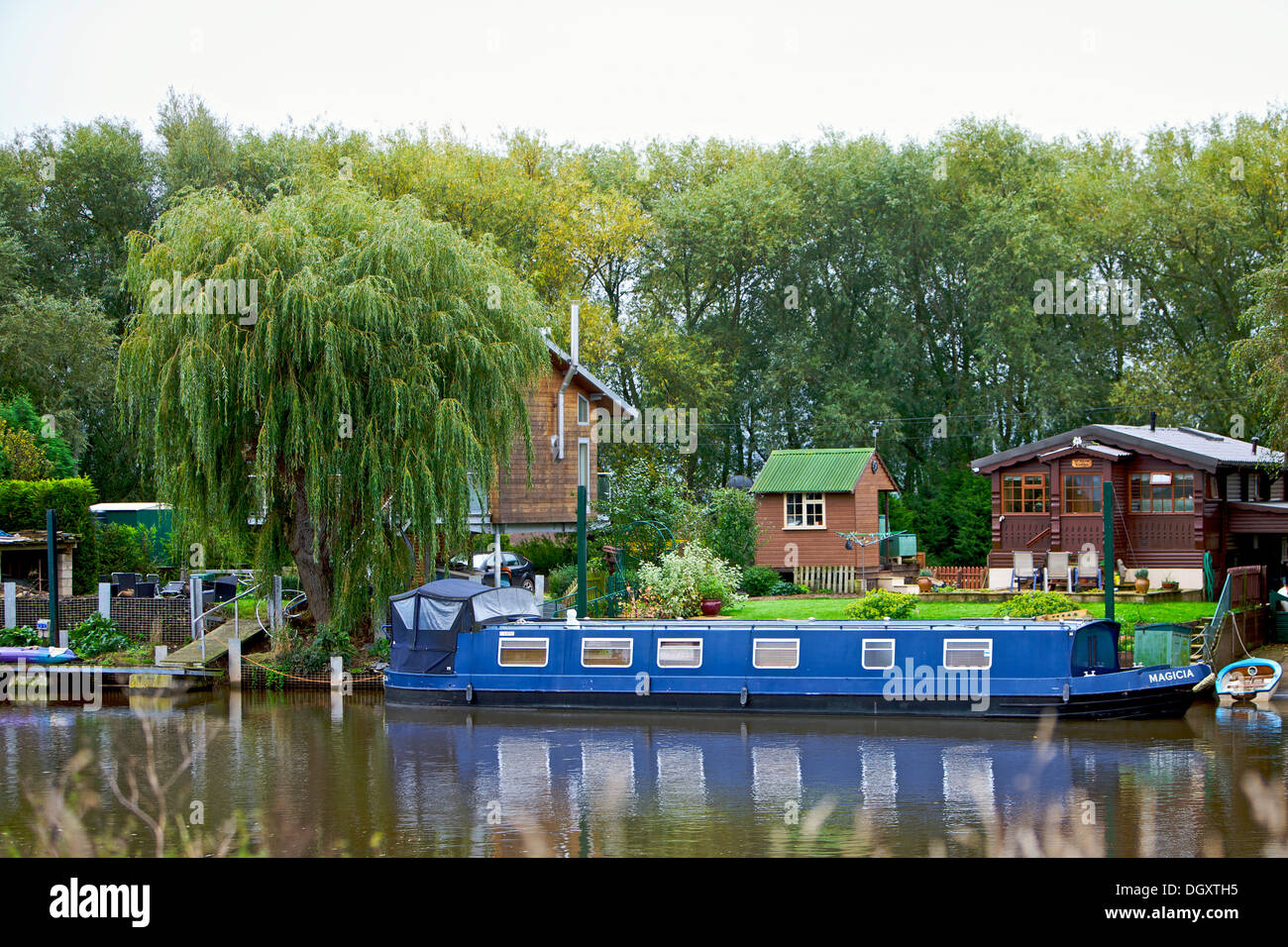 Boat riverside hi-res stock photography and images - Alamy