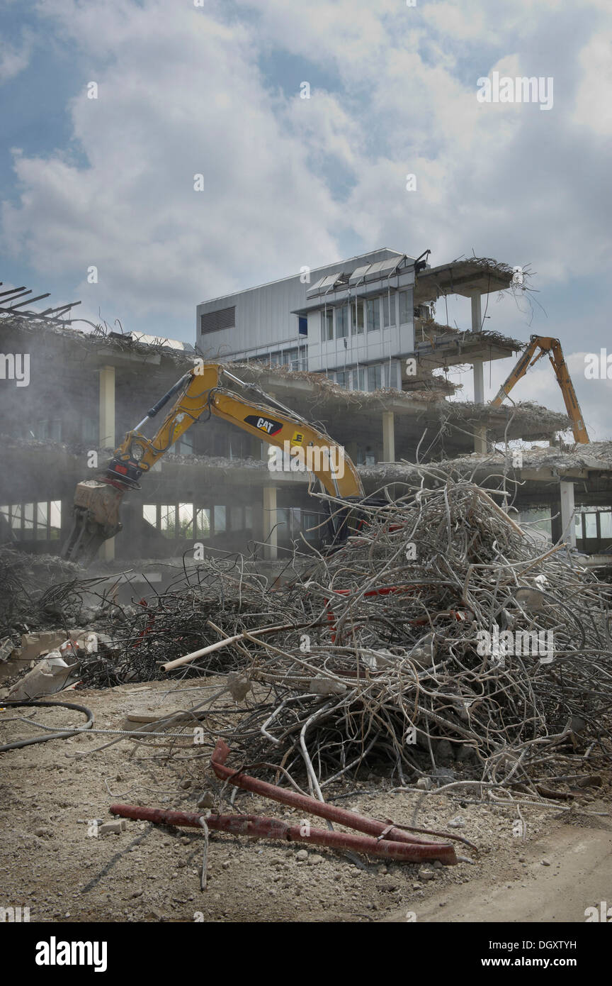 Demolition of an office complex Stock Photo - Alamy