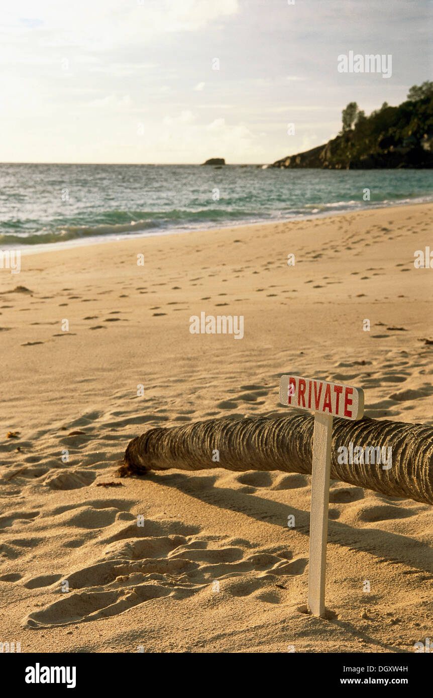 Private beach sign hi-res stock photography and images - Alamy