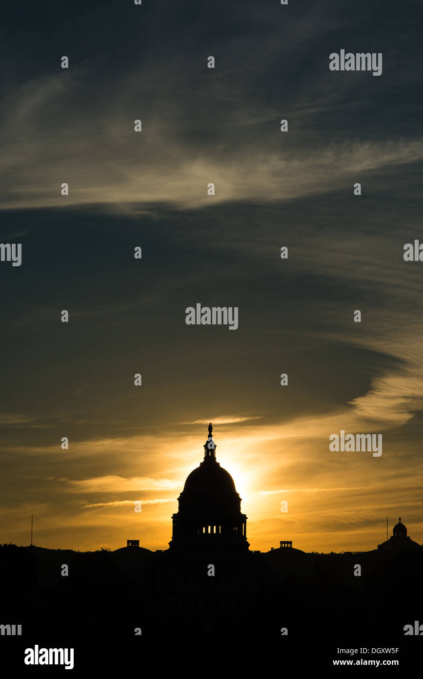 Rising sun behind clouds hi-res stock photography and images - Alamy