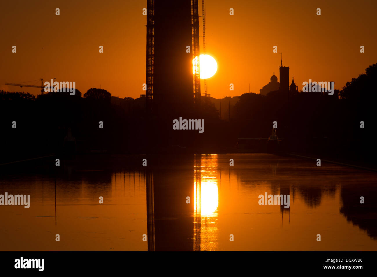 WASHINGTON DC, United States — The rising sun appears low on the ...