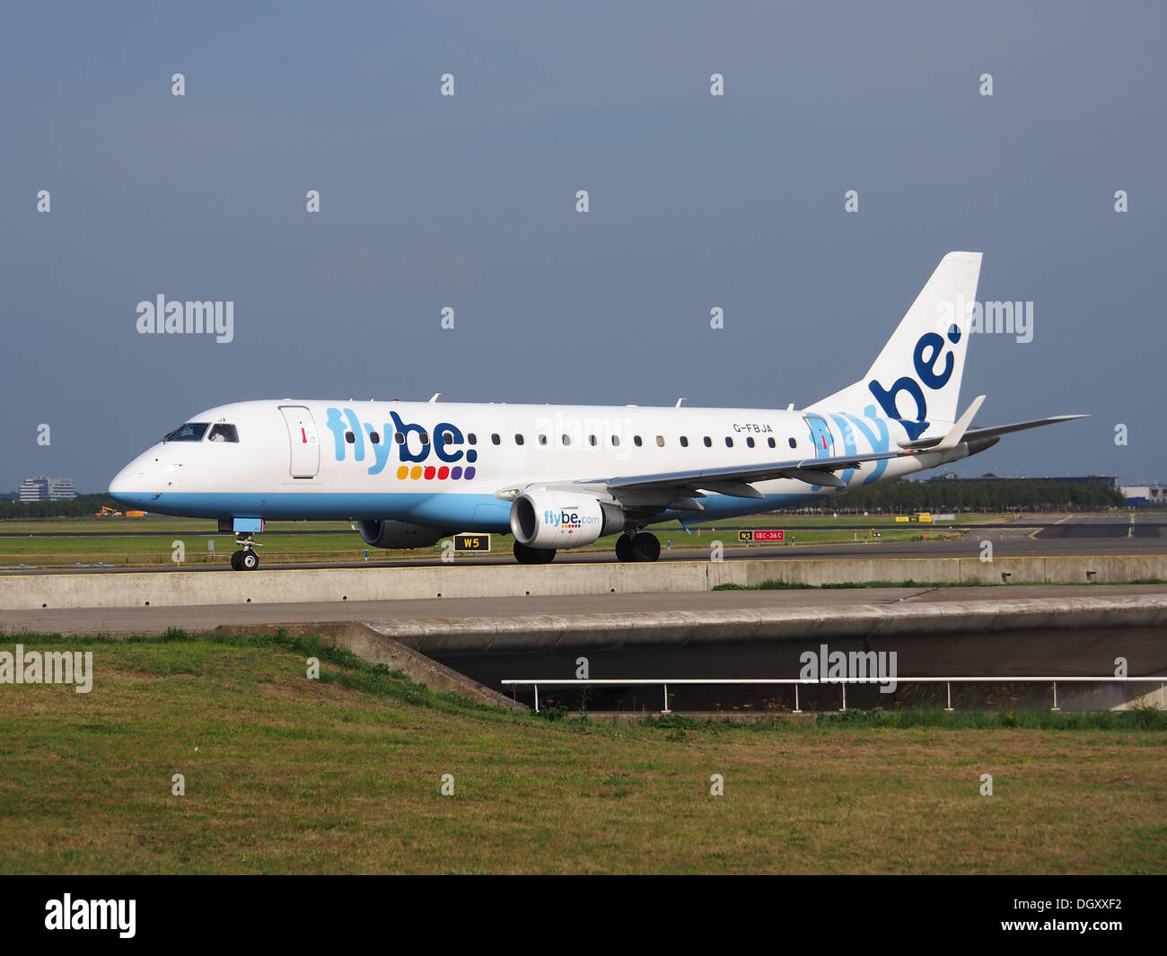 G-FBJA Flybe Embraer ERJ-175STD (ERJ-170-200) - cn 17000326 taxiing ...
