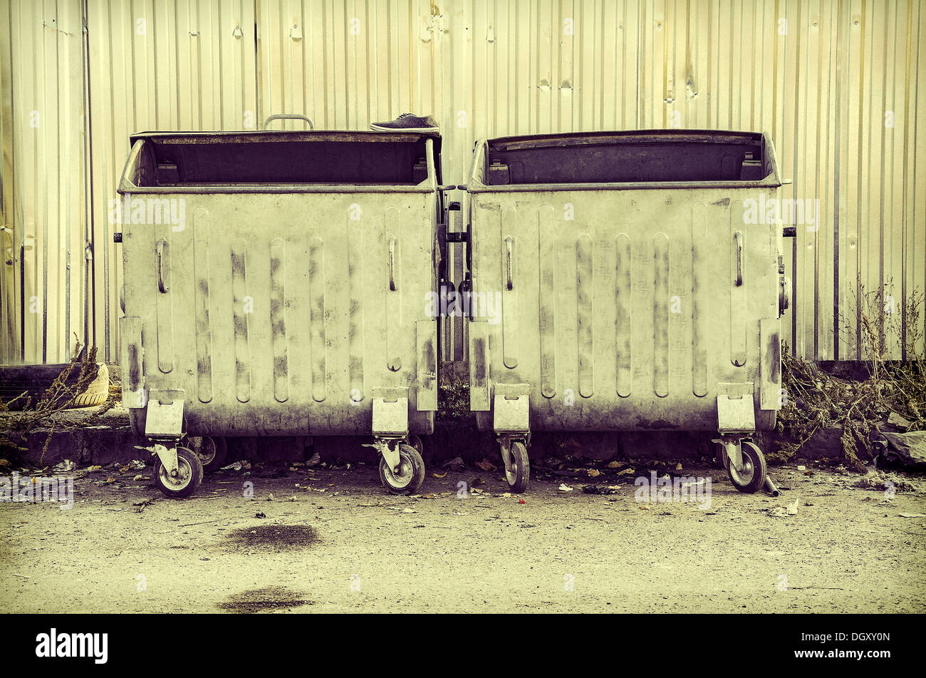 Overloaded garbage hi-res stock photography and images - Alamy