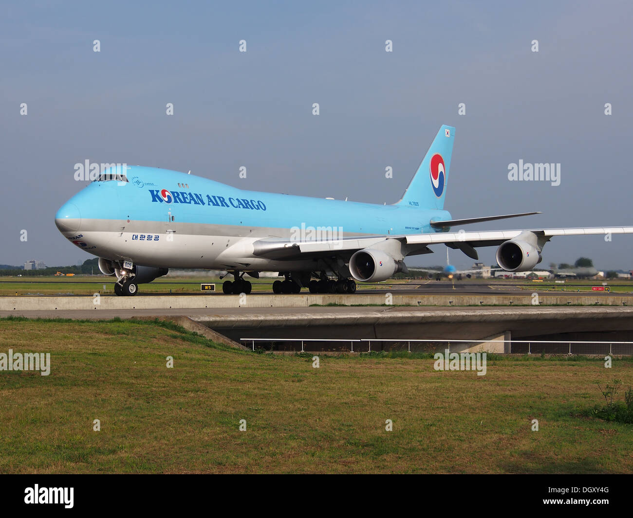 HL7605, a Korean Air Lines Boeing 747-4B5F(ER), taxiing at Schiphol ...