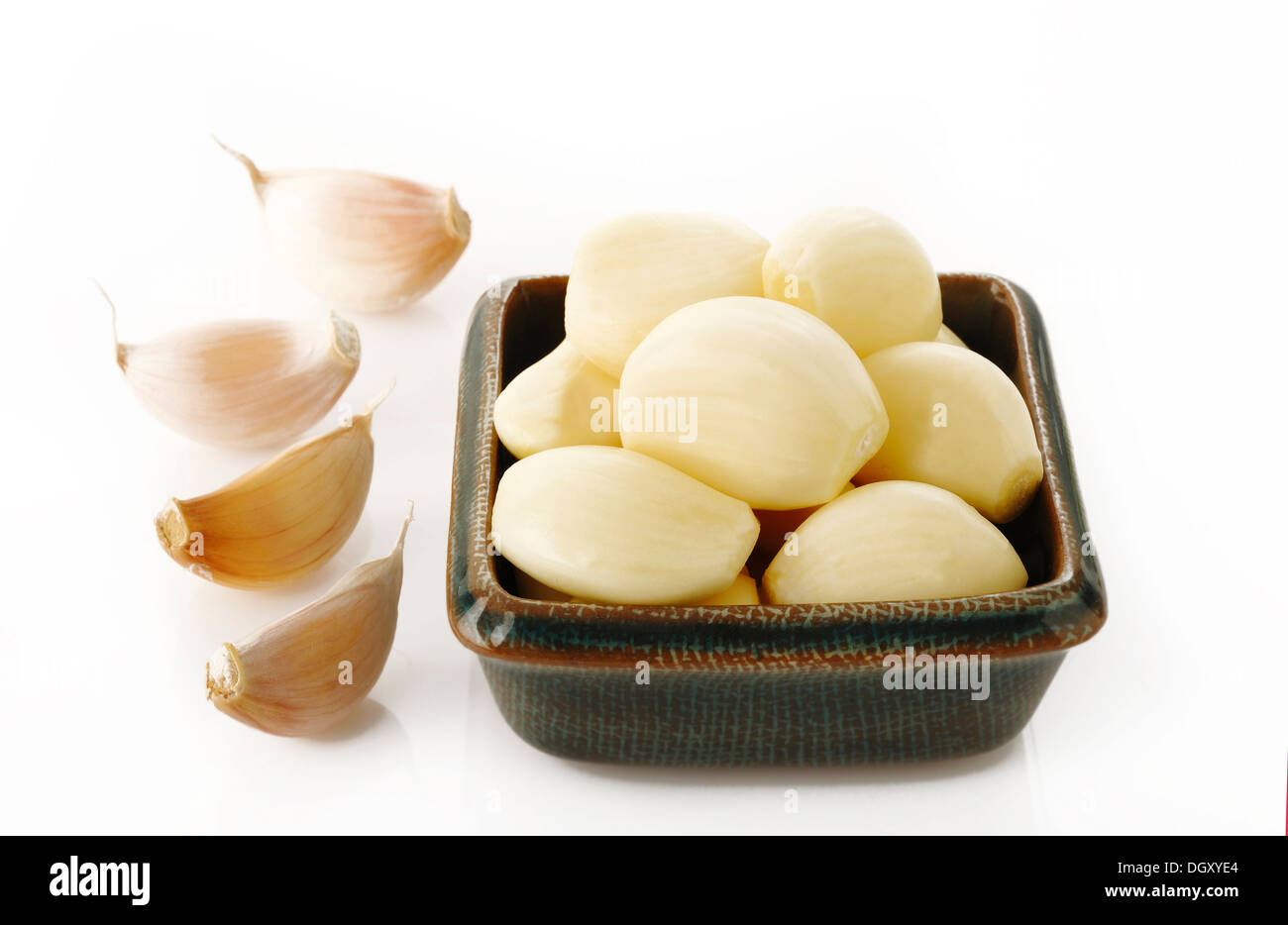 garlic in bowl on white background Stock Photo - Alamy
