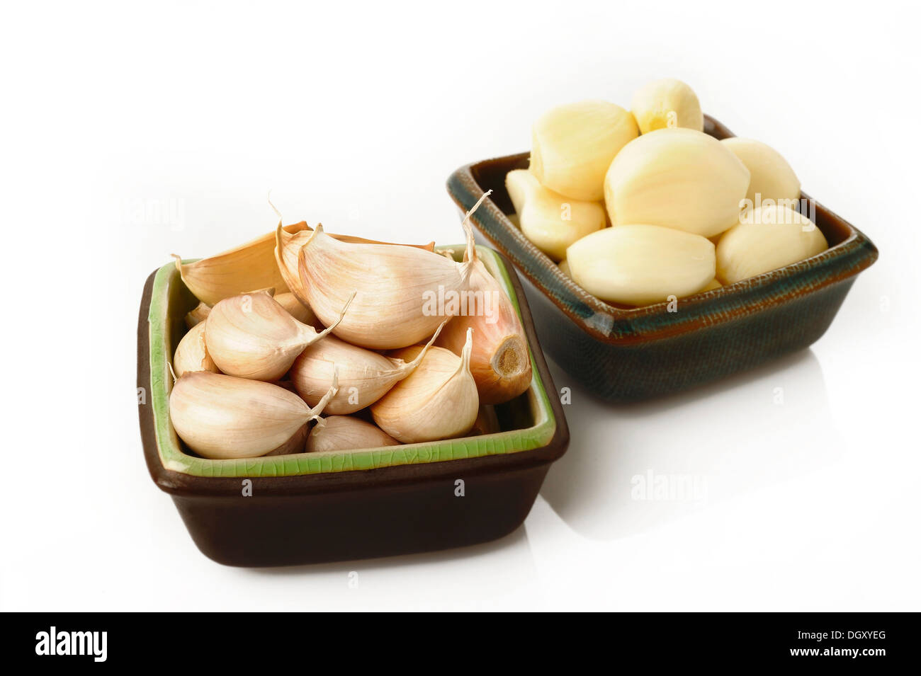 garlic in bowl on white background Stock Photo - Alamy