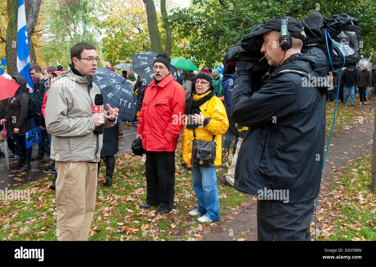 Reporting live hi-res stock photography and images - Alamy