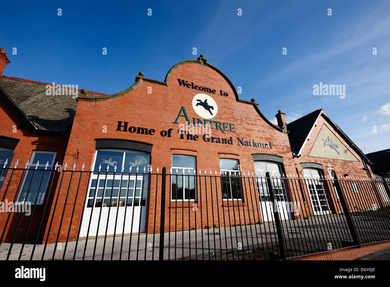 At Aintree Racecourse Stock Photos & At Aintree Racecourse Stock Images ...