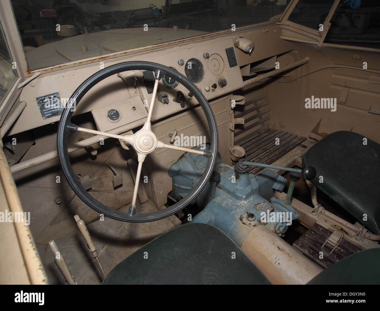 Ww2 amphibious vehicle hi-res stock photography and images - Alamy