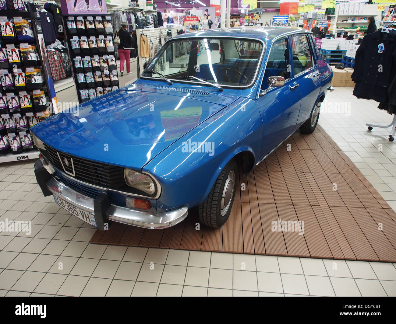 Supermarket exterior 1970s hi-res stock photography and images - Alamy