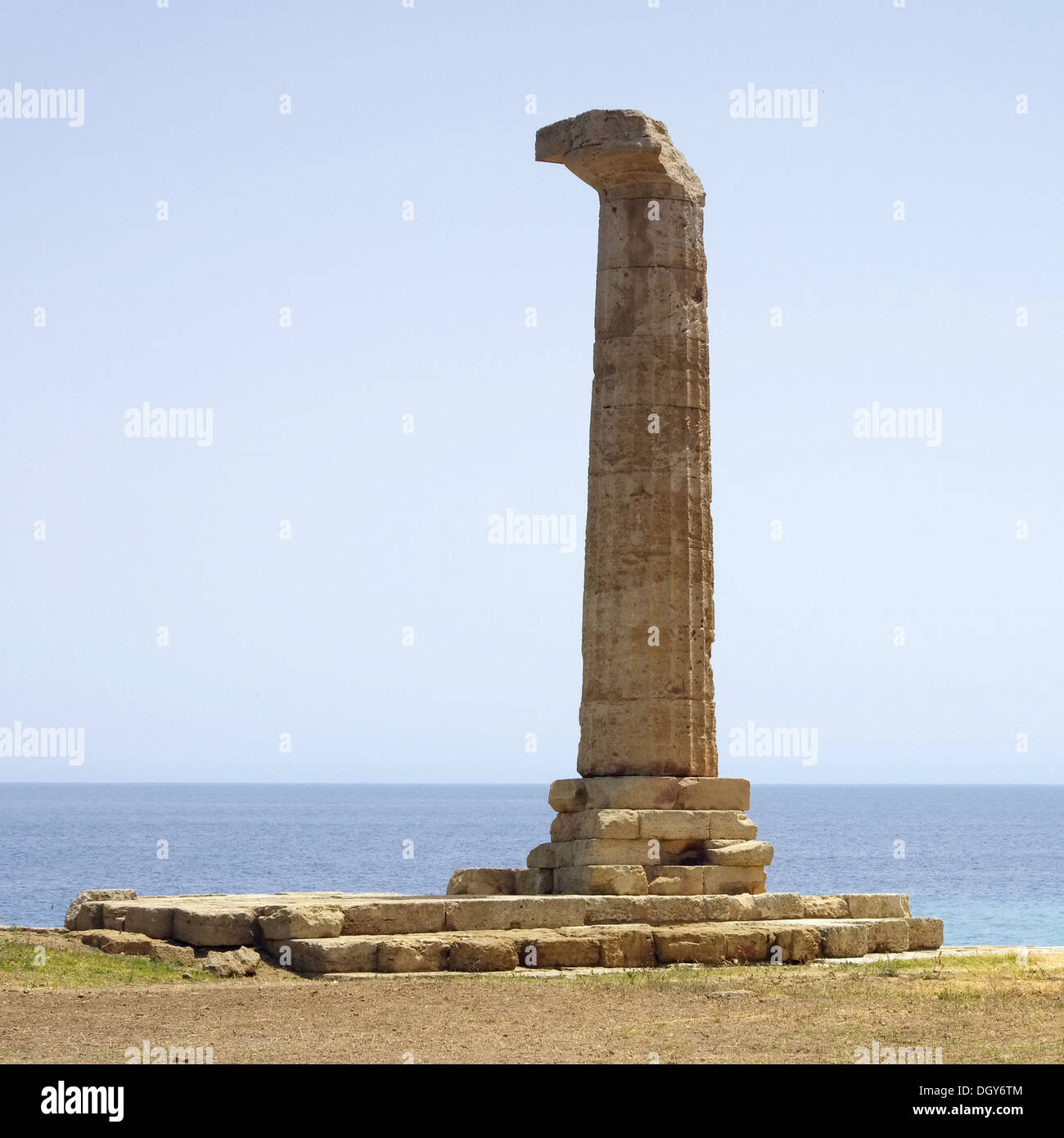Ancient column sea italy hi-res stock photography and images - Alamy
