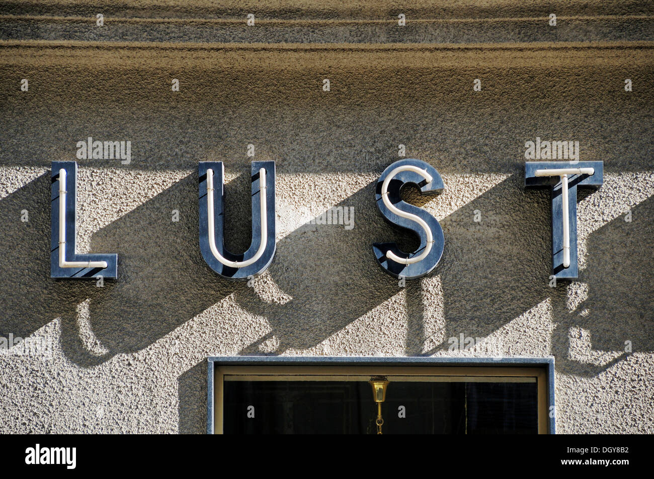 Old neon signs hi-res stock photography and images - Alamy