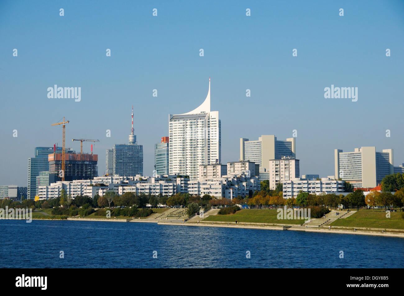 Modern house on shore river hi-res stock photography and images - Alamy