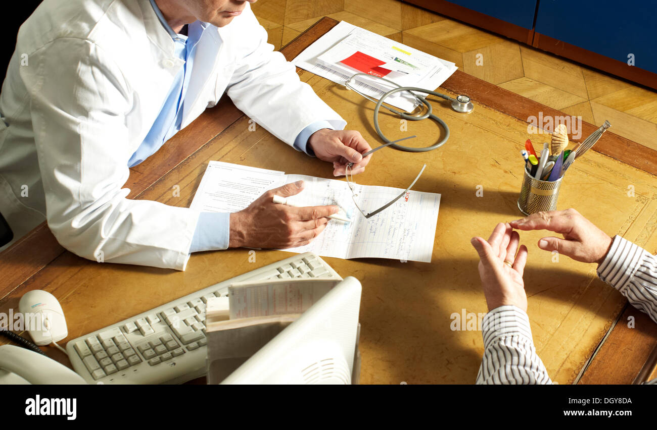 Patient explaining his problem to a doctor Stock Photo - Alamy