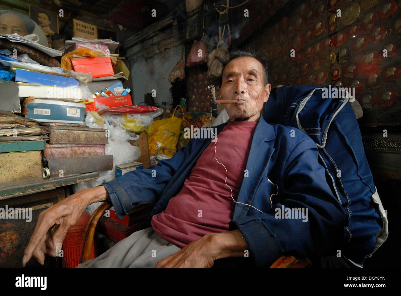 Old chinese man hi-res stock photography and images - Alamy