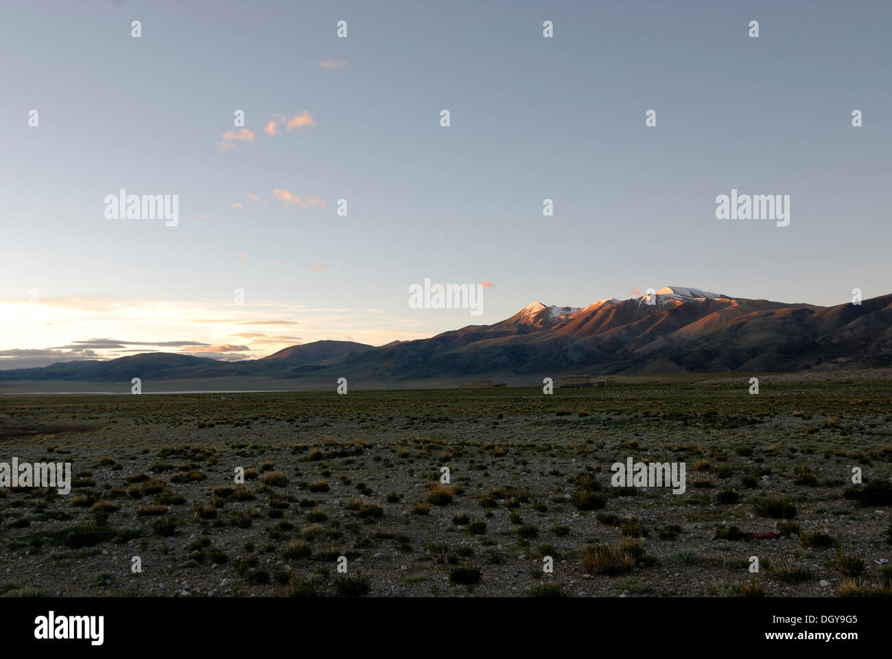 Morning atmosphere on the Changtang high plateau at the snowcapped ...
